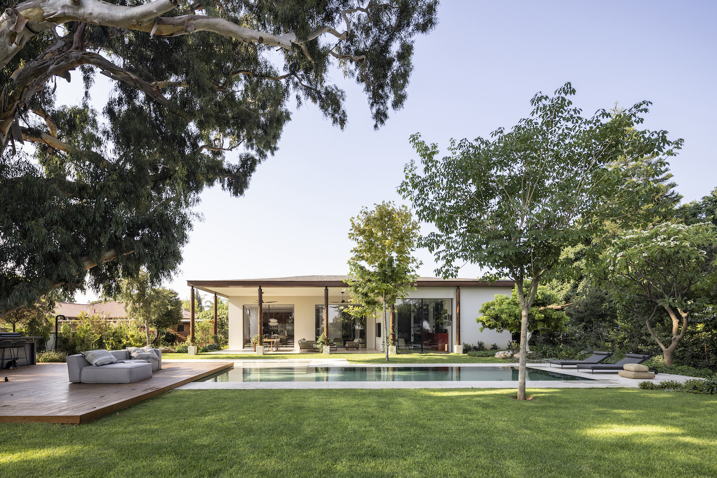 design et al Contemporary Colonial Villa by Dana Oberson Architects Ltd